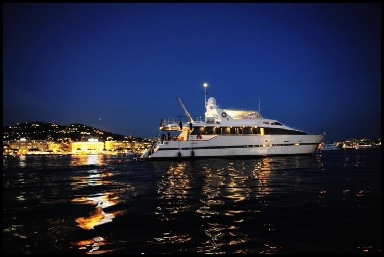 Yacht AZURE RHAPSODY, Azimut | CHARTERWORLD Luxury Superyacht Charters